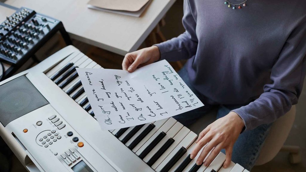 Makna Lagu To Hold On Zakina Saproni & Arti Bahasa Indonesia