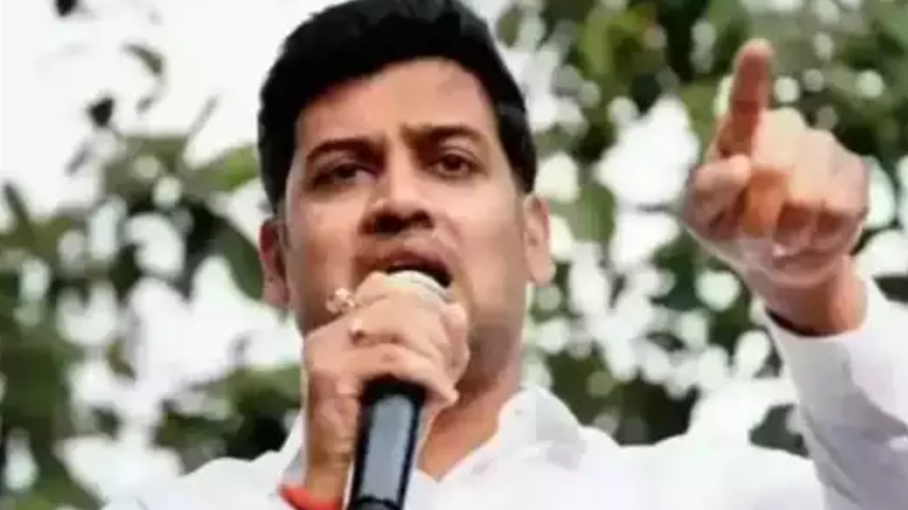 Eknath Shinde's son Shrikant gets backlash after entering Ujjain's ... Eknath Shinde's son Shrikant gets backlash after entering Ujjain's ...