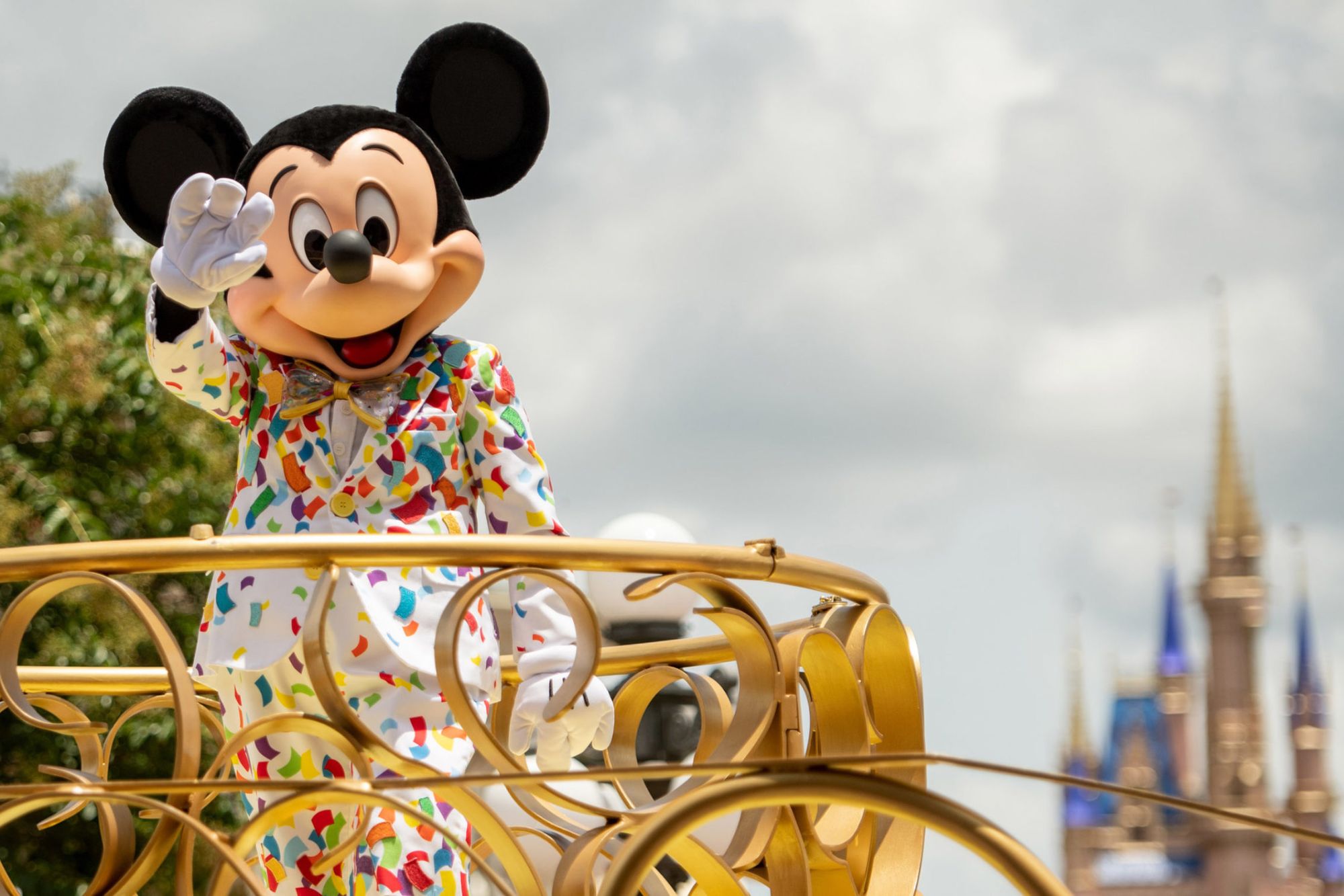 Mickey Mouse Mascot Threatens Tourists With a Knife If They Don't Pay ...
