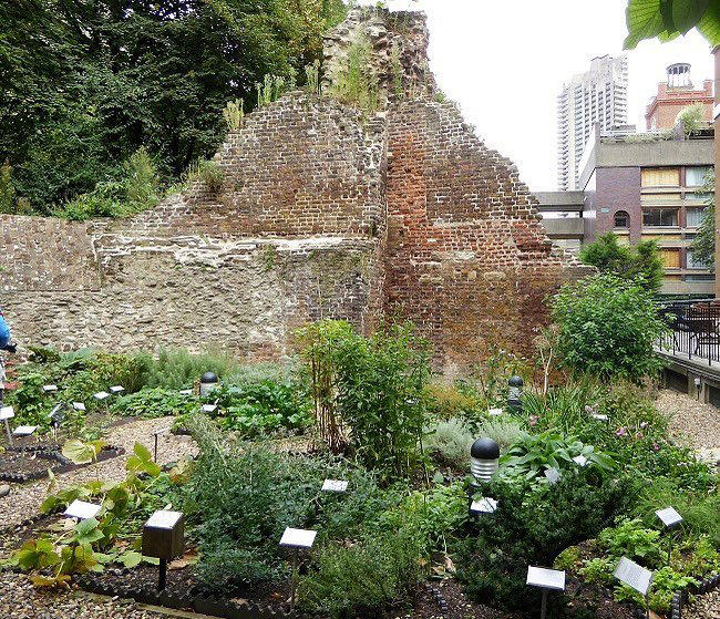 ‘forgotten 700 Year Old Cemetery Discovered Beneath Famous London Landmark