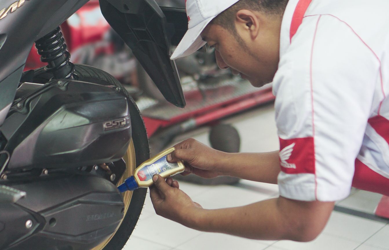 Perempuan sering lupa, ini efek jarang ganti oli gardan motor matic
