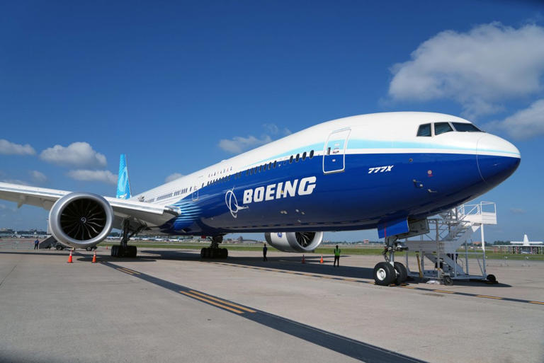 Boeing, machinists union reach tentative deal to end 5-week strike Boeing, machinists union reach tentative deal to end 5-week strike