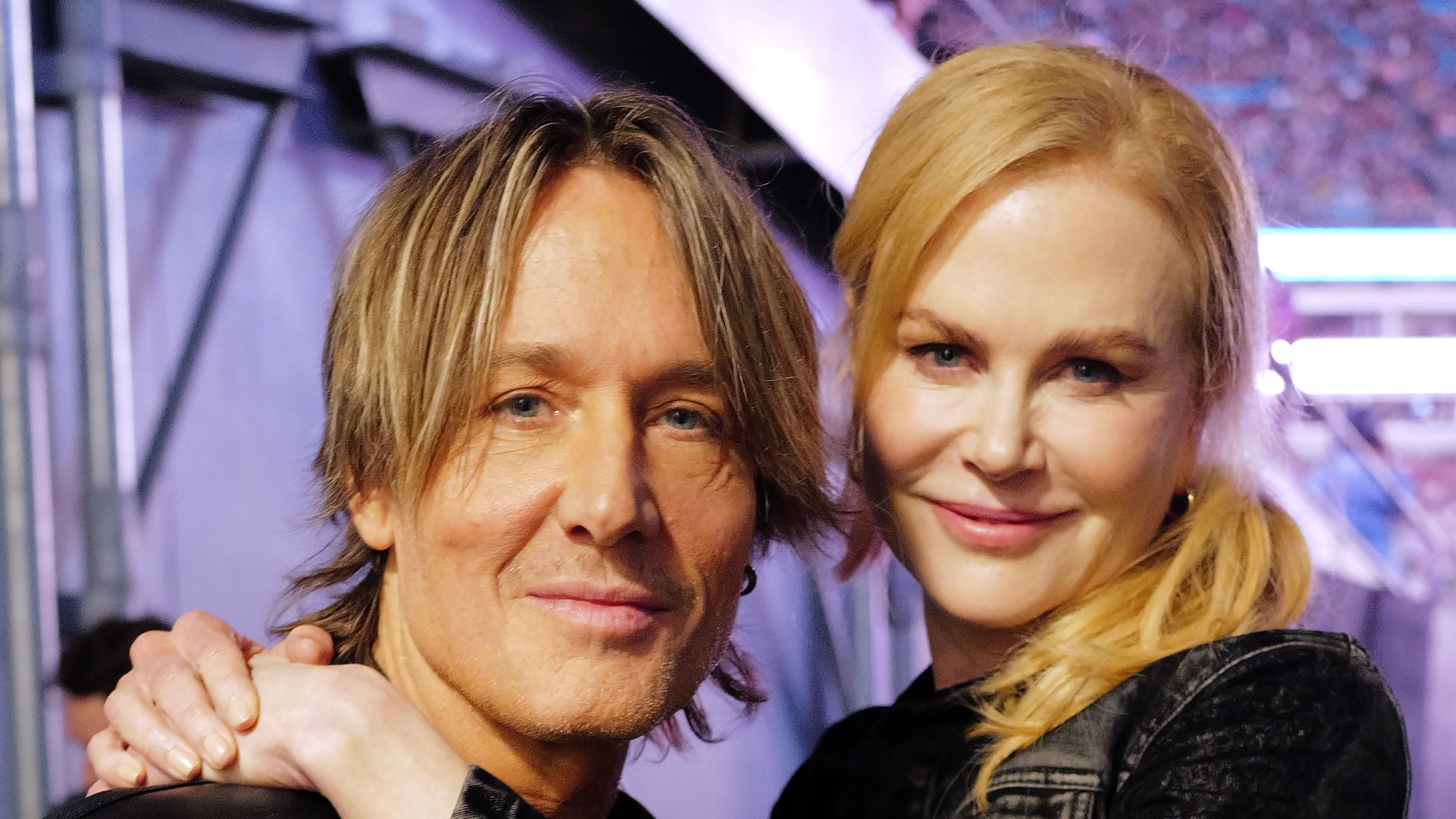 Nicole Kidman and Keith Urban share a kiss as she joins him on stage ...