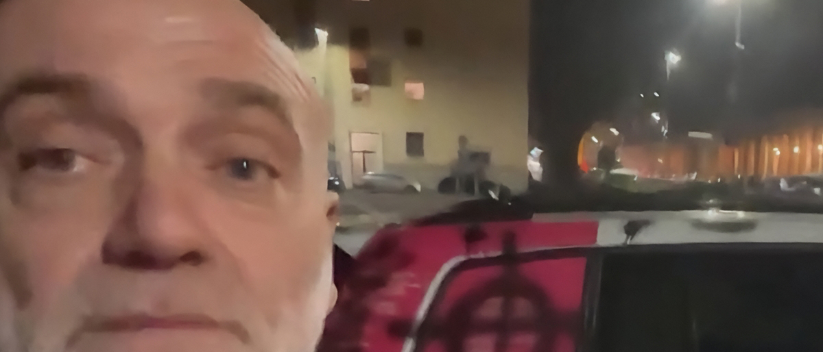 Vandali contro ‘RobertoRedSox’. Insulti e simboli neofascisti sul taxi Vandali contro ‘RobertoRedSox’. Insulti e simboli neofascisti sul taxi
