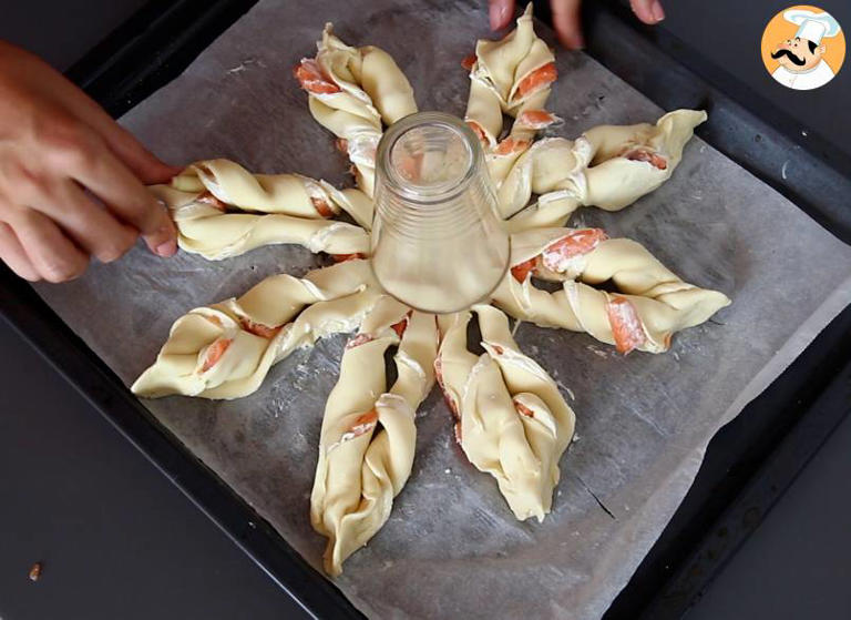 Flaky snowflake with cream cheese and salmon - the perfect appetizer ...