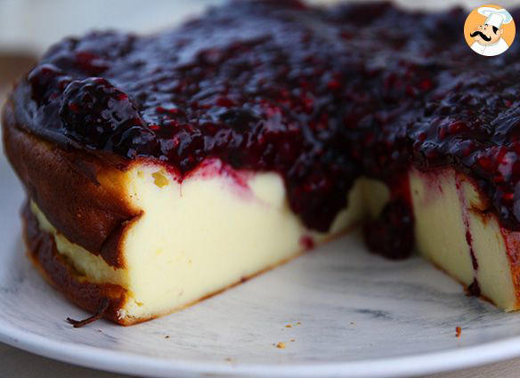 Cheesecake au lait concentré sucré et sa compotée de fruits rouges