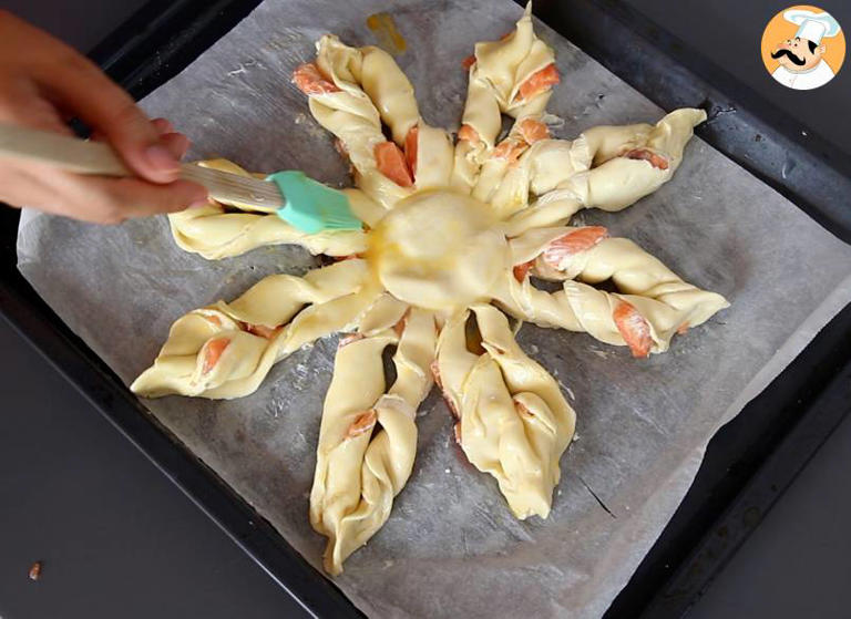 Flaky snowflake with cream cheese and salmon - the perfect appetizer ...