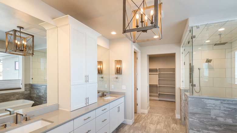 20 Bathrooms With Inspiring Light Fixtures