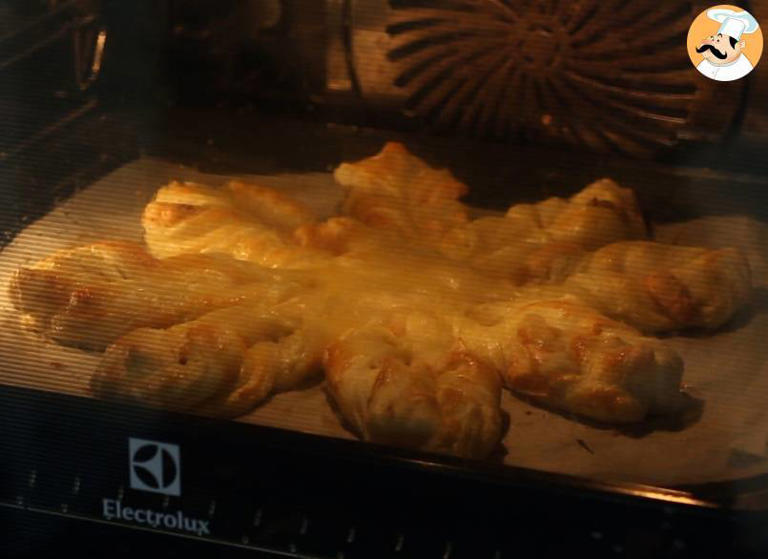 Flaky snowflake with cream cheese and salmon - the perfect appetizer ...