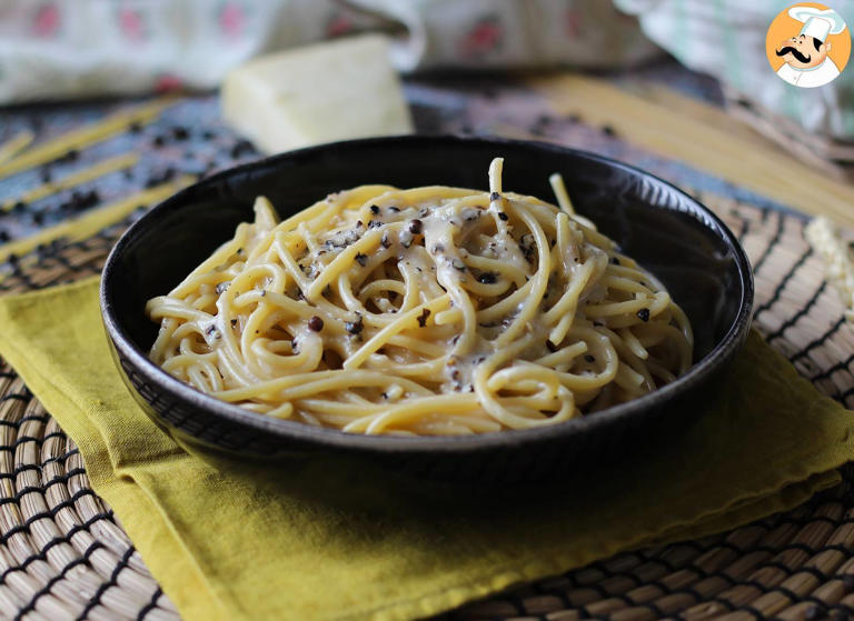 Cacio e pepe (macarrão com queijo e pimenta) feito com apenas 3 ...