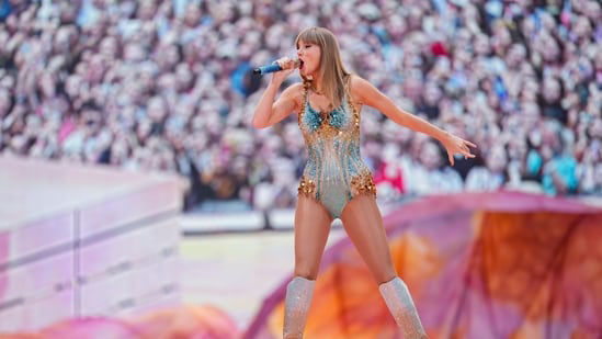 Taylor Swift suffers major stage malfunction during New Orleans show ... Taylor Swift suffers major stage malfunction during New Orleans show ...