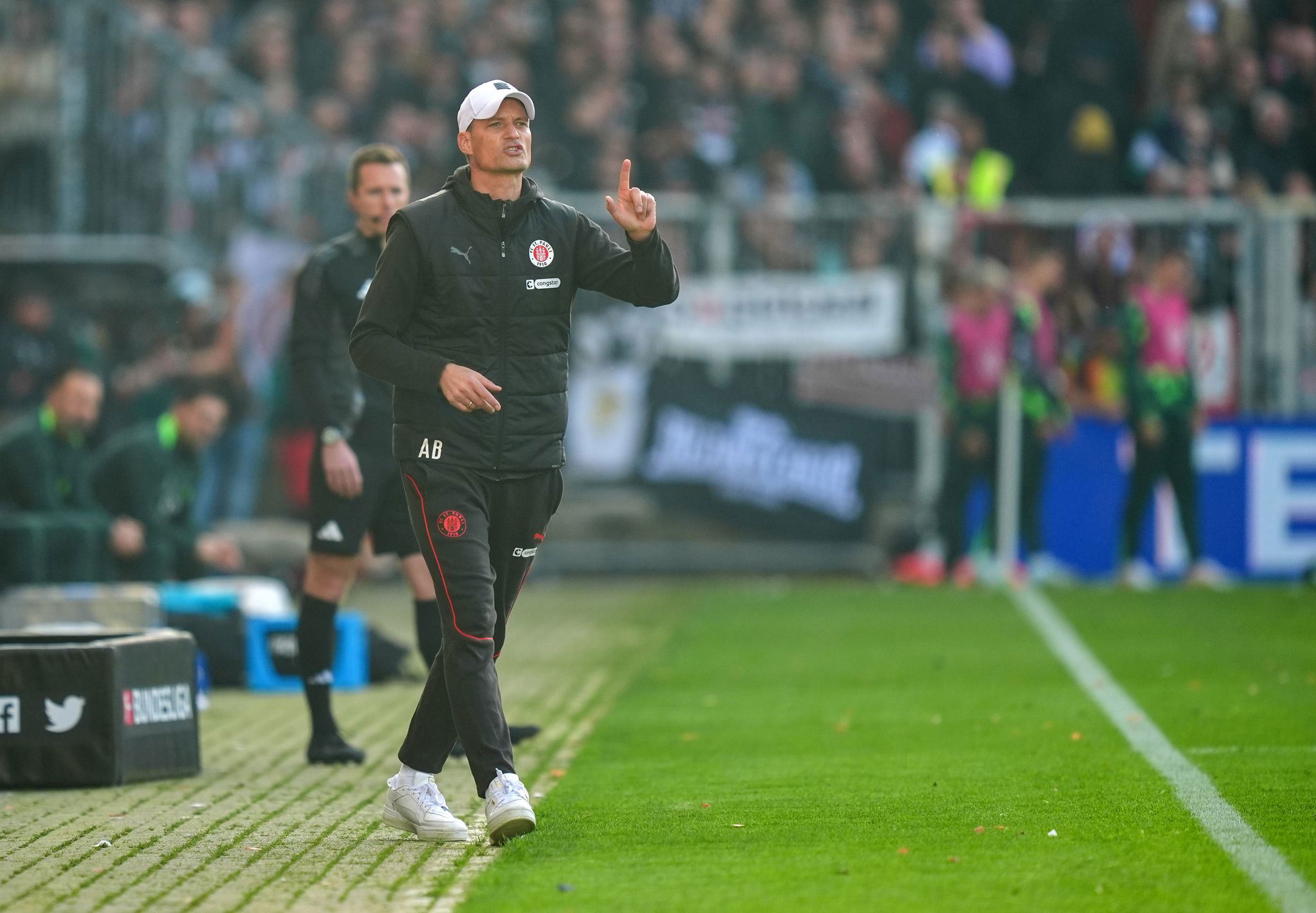 Trainer rechtfertigt St. Paulis Flugreise nach Leipzig Trainer rechtfertigt St. Paulis Flugreise nach Leipzig