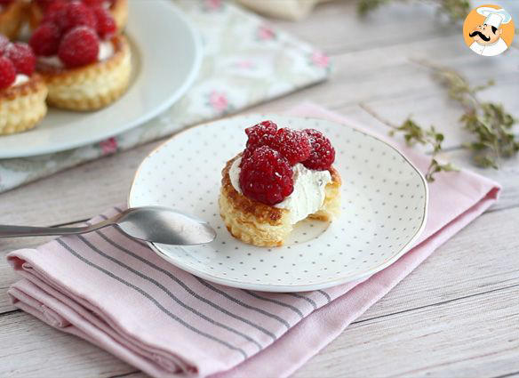 Puff pastry cups with raspberries and mascarpone