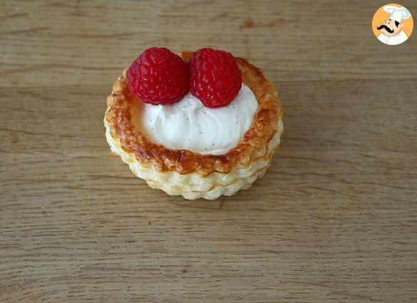 Puff pastry cups with raspberries and mascarpone
