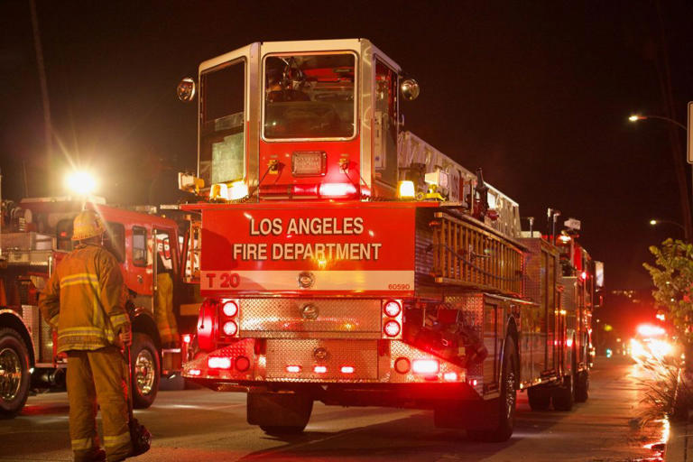 Fire damages Van Nuys commercial building
