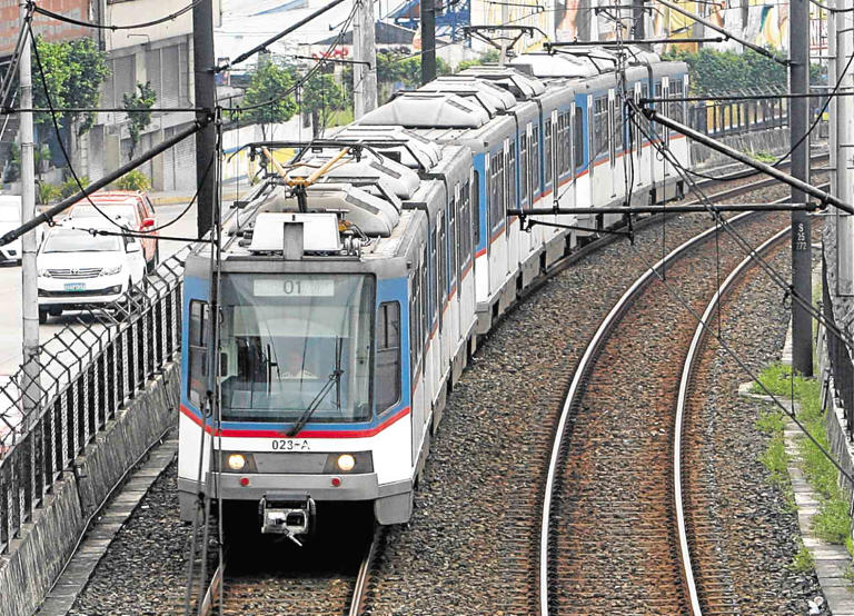 DOTr orders clearing of vendors in MRT-3 walkways