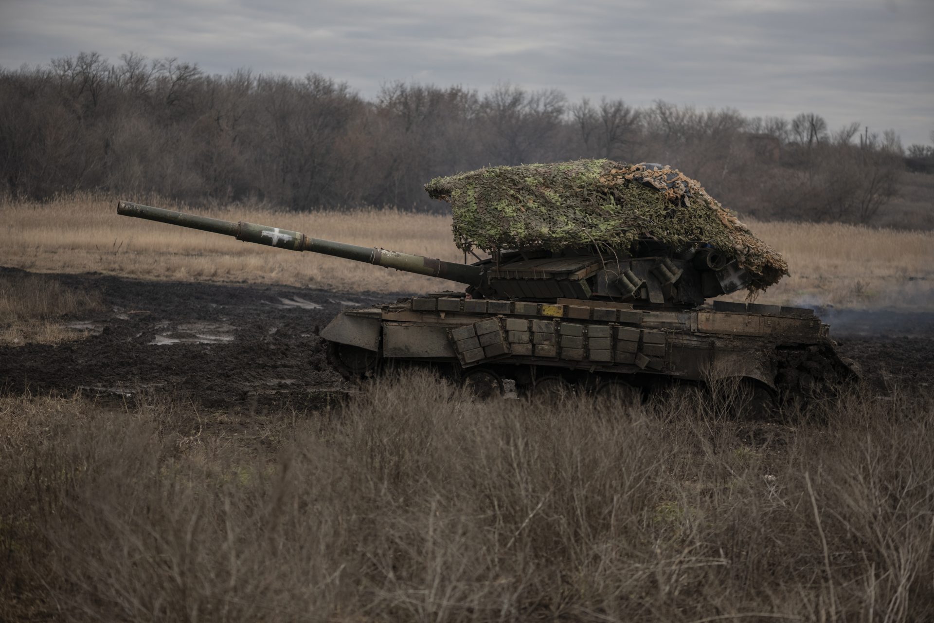 Russian APC meets its end after bold encounter with Ukrainian tanks