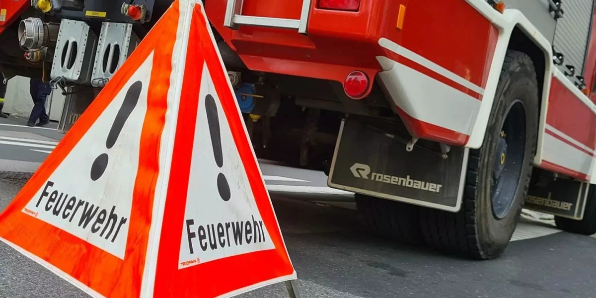 Unfall in Tirol: 48-Tonnen-Koloss stürzt zehn Meter in die Tiefe Unfall in Tirol: 48-Tonnen-Koloss stürzt zehn Meter in die Tiefe