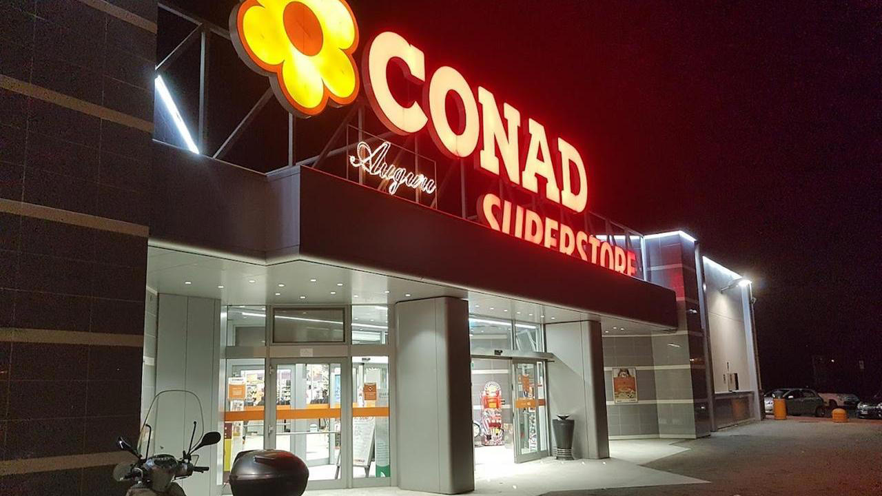 Prato, ragazzini spruzzano spray al peperoncino dentro alla Conad ... Prato, ragazzini spruzzano spray al peperoncino dentro alla Conad ...