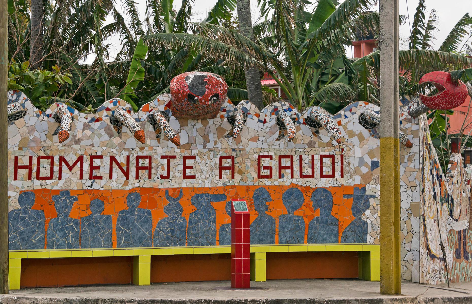 El artista cubano que transformó un barrio humilde en una obra de arte ...