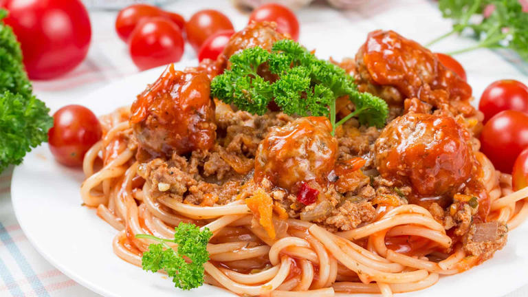 The only right way to eat spaghetti does not involve a spoon, according ...