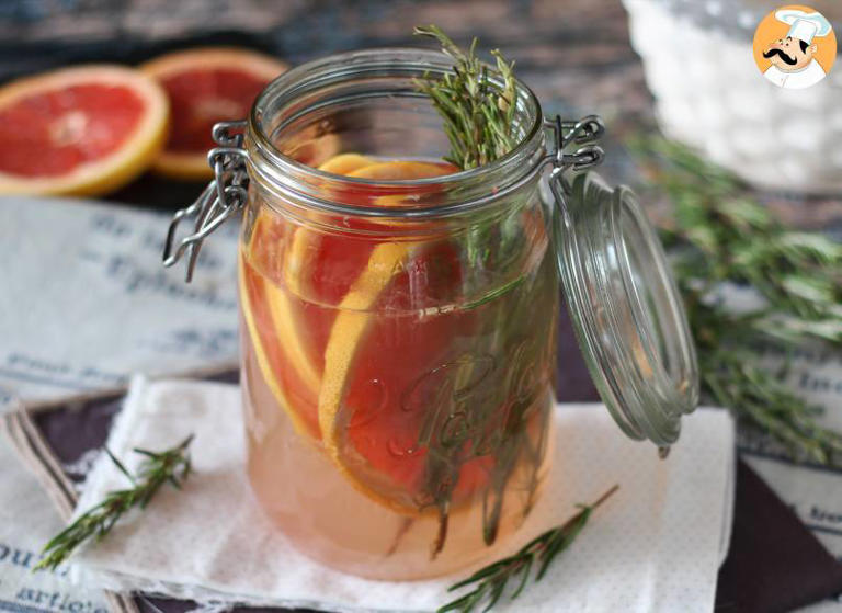 Grapefruit and rosemary flavored water: the detox drink without added sugar