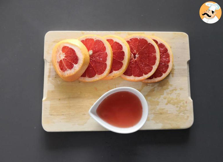 Grapefruit and rosemary flavored water: the detox drink without added sugar