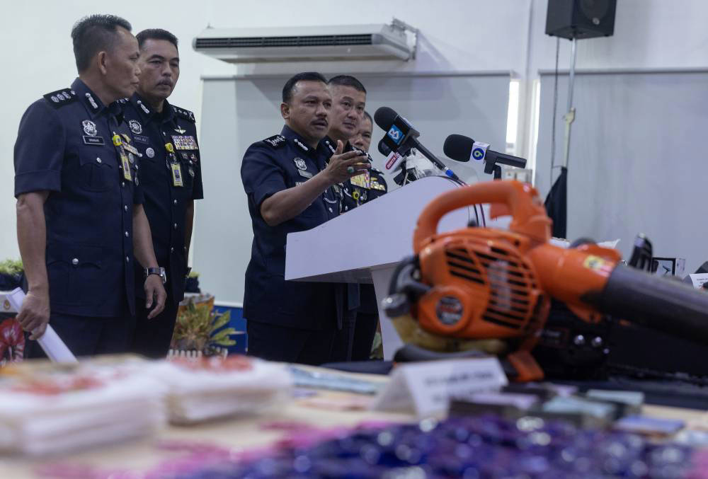 Two ex-convicts nabbed for 20 convenience store robberies in Kelantan Two ex-convicts nabbed for 20 convenience store robberies in Kelantan