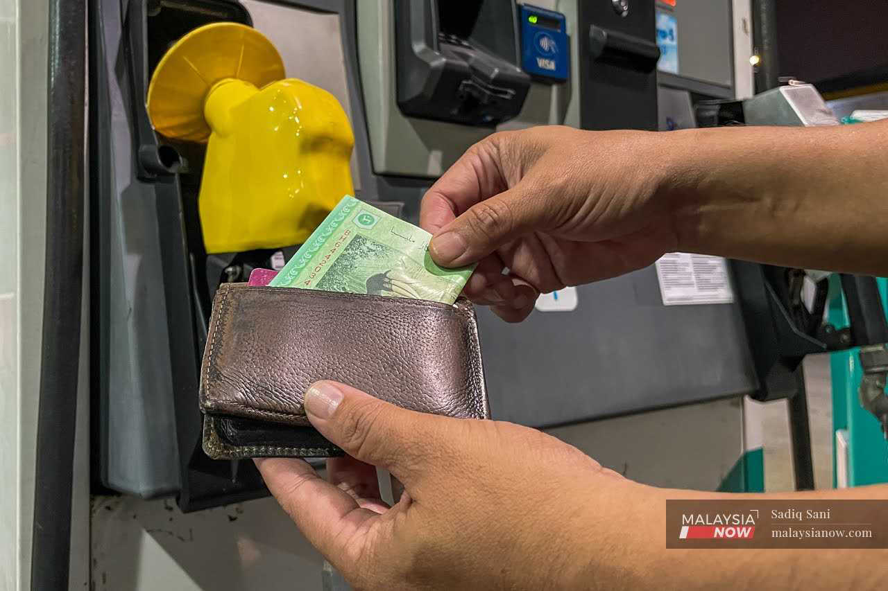 Economists warn against targeted petrol subsidy based on income Economists warn against targeted petrol subsidy based on income
