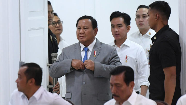 Prabowo Minta Pejabat Kurangi Seremoni demi Hemat Anggaran Prabowo Minta Pejabat Kurangi Seremoni demi Hemat Anggaran