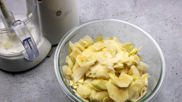 Don't Let The Number Of Steps For This Caramel Apple Pie Fool You