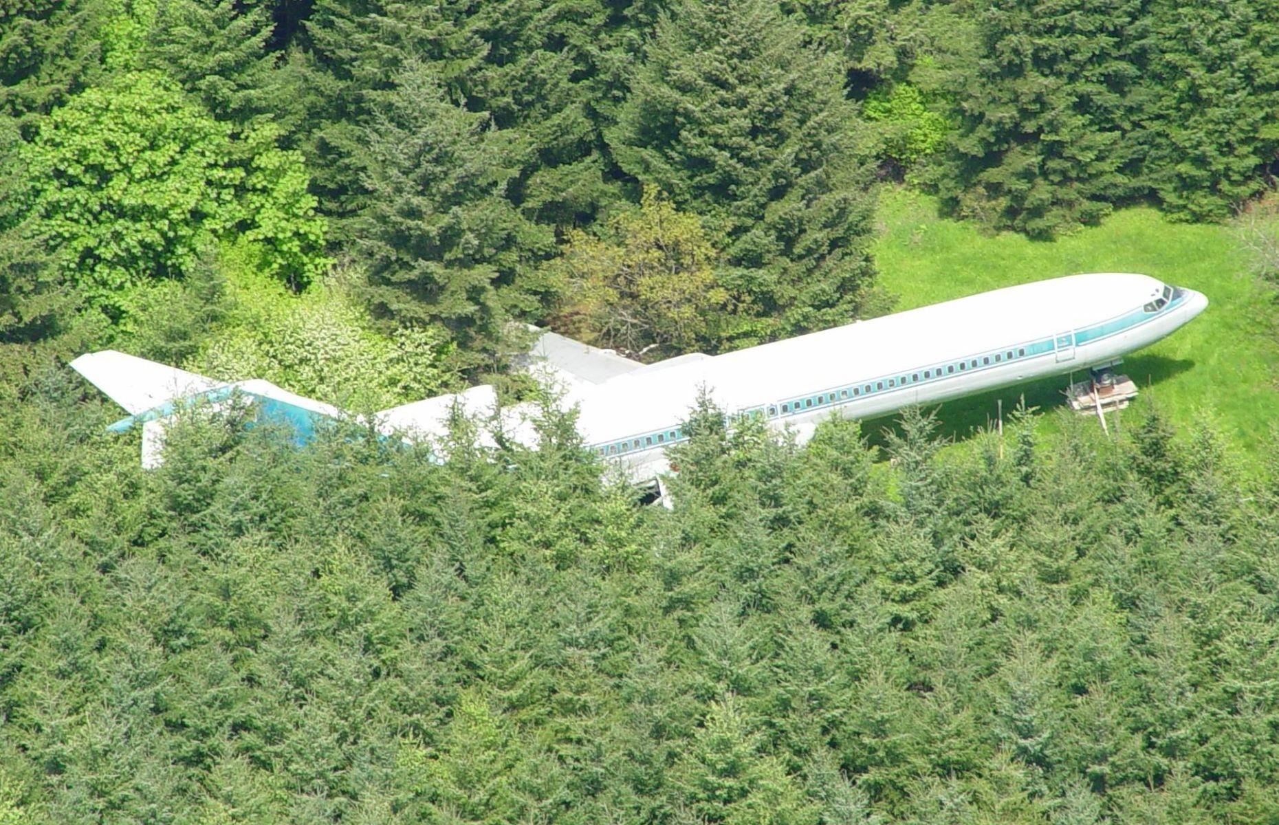 See how one man converted a 727 plane into a home
