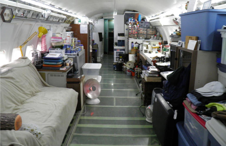 Inside a 727 plane that's now one man's home