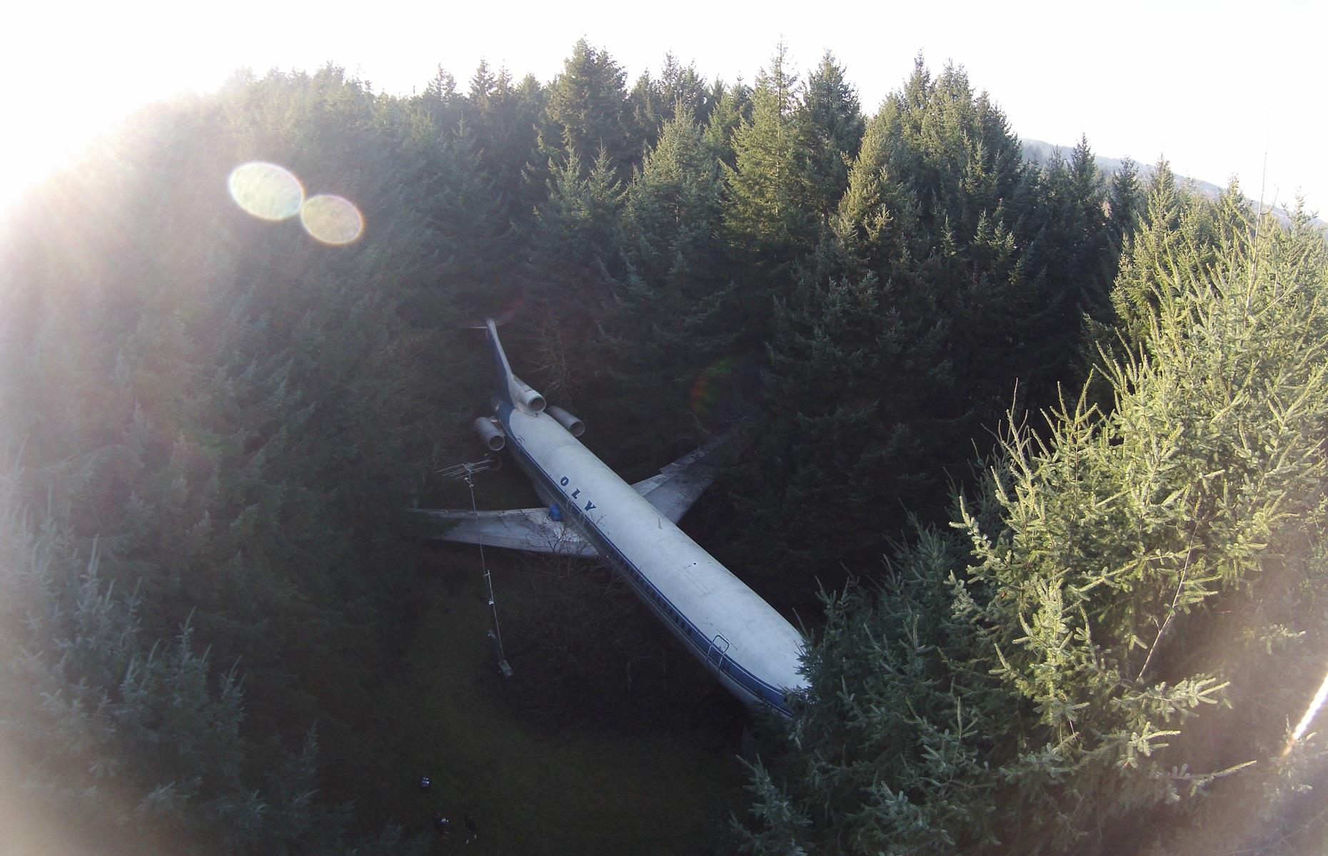 Inside a 727 plane that's now one man's home
