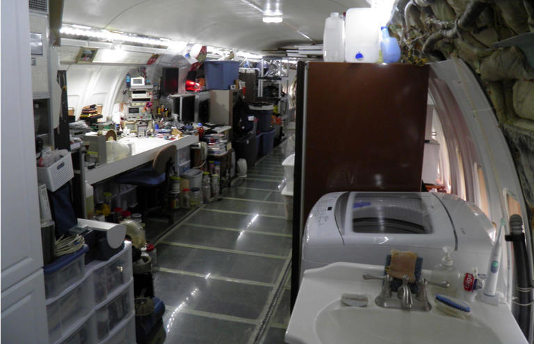 Inside a 727 plane that's now one man's home