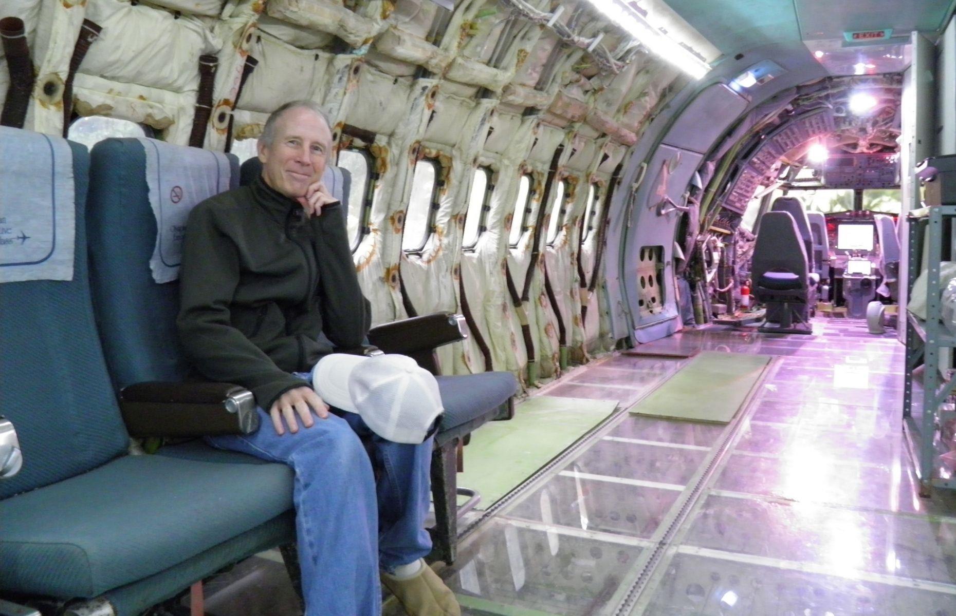 Inside a 727 plane that's now one man's home
