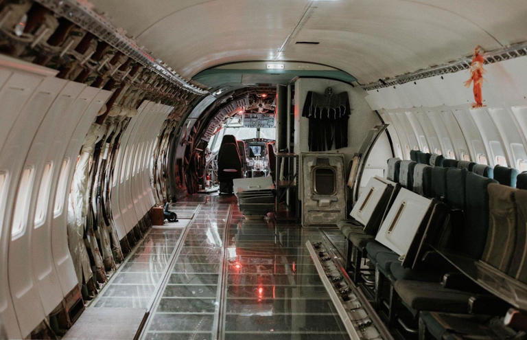 Inside a 727 plane that's now one man's home