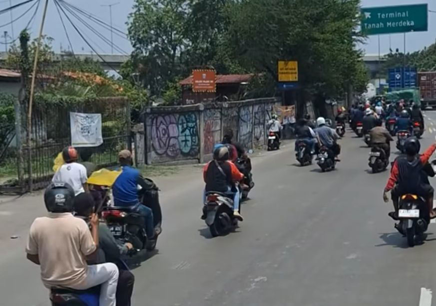 Rombongan Pengantar Jenazah Pecahkan Kaca Truk, Padahal Sudah Menepi Rombongan Pengantar Jenazah Pecahkan Kaca Truk, Padahal Sudah Menepi
