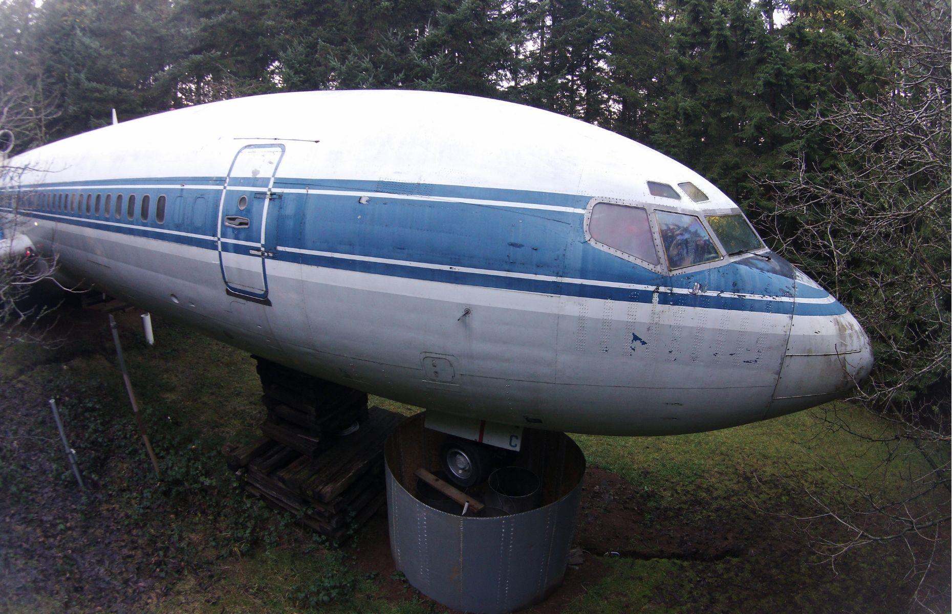 Inside the 727 aeroplane converted into a home