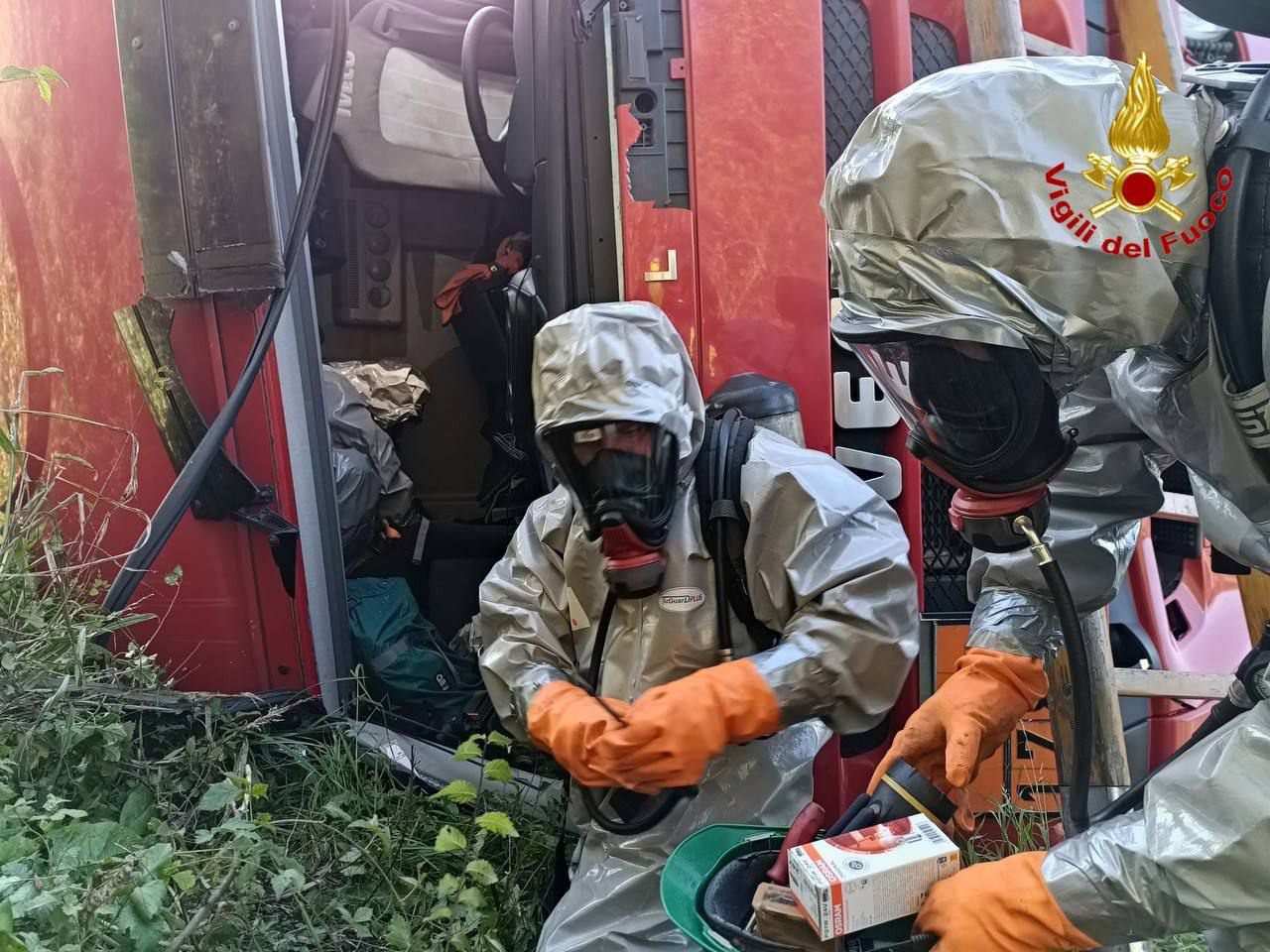 Briosco, autocisterna carica di acido cloridrico ribaltata: vigili del ... Briosco, autocisterna carica di acido cloridrico ribaltata: vigili del ...