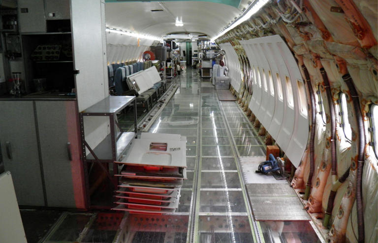 Inside a 727 plane that's now one man's home