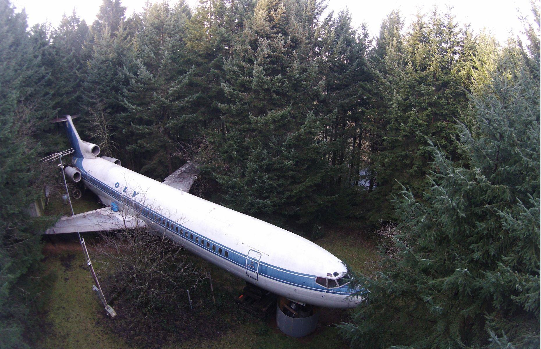 See how one man converted a 727 plane into a home