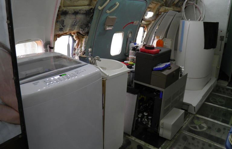 Inside a 727 plane that's now one man's home