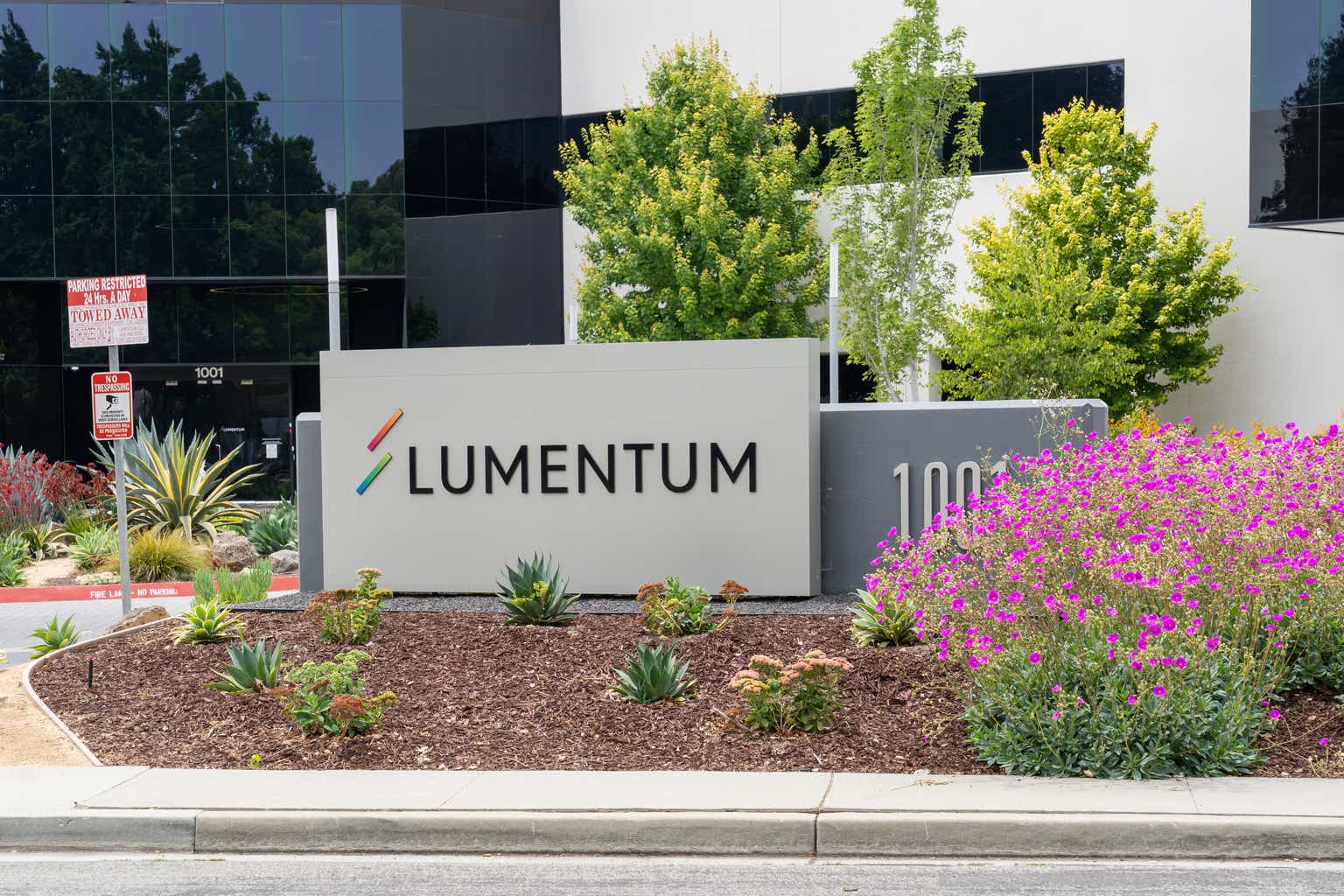 Lumentum rises after double upgrade at Barclays