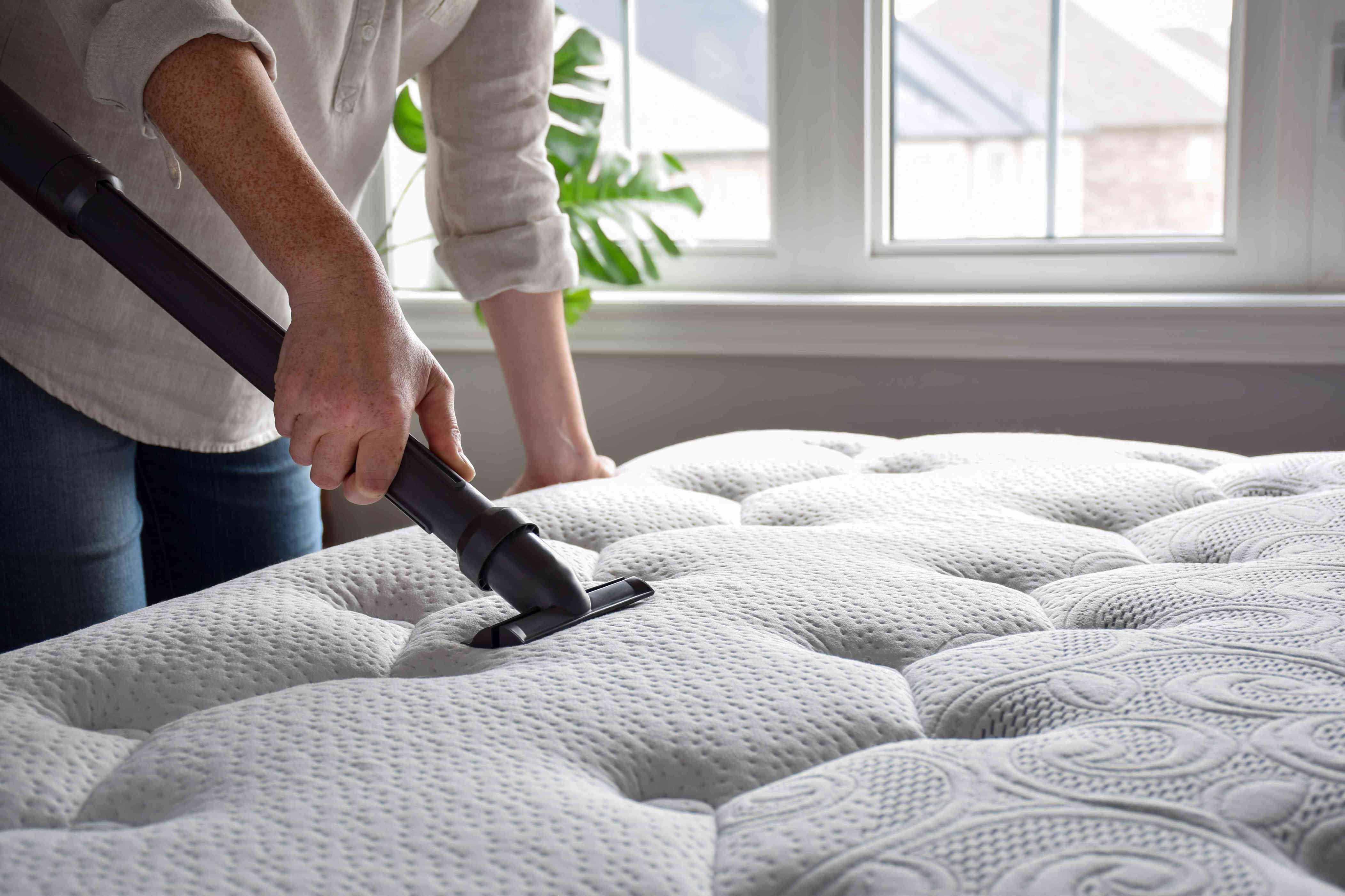 How To Clean A Mattress With Baking Soda In 6 Easy Steps
