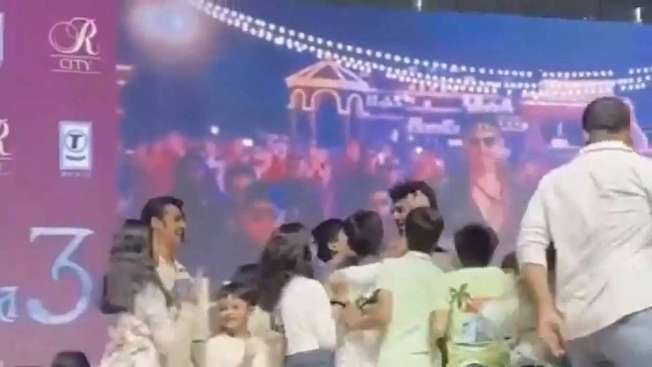 Sonu Nigam gets ignored as kids mob Kartik Aaryan at Bhool Bhulaiyaa 3 ... Sonu Nigam gets ignored as kids mob Kartik Aaryan at Bhool Bhulaiyaa 3 ...