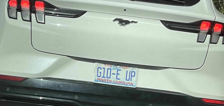 45 Hilarious Personalized License Plates People Found Out In The Wild