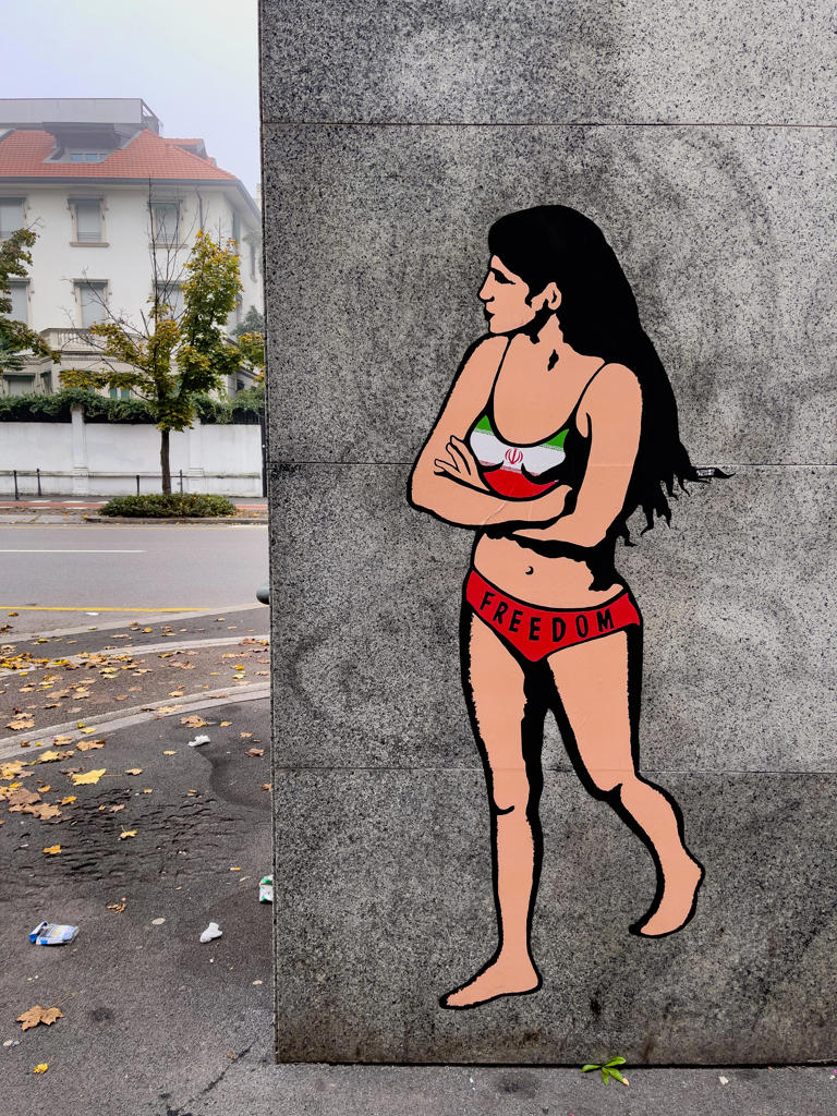 Milano, murale di Palombo davanti al Consolato dell’Iran per chiedere ... Milano, murale di Palombo davanti al Consolato dell’Iran per chiedere ...