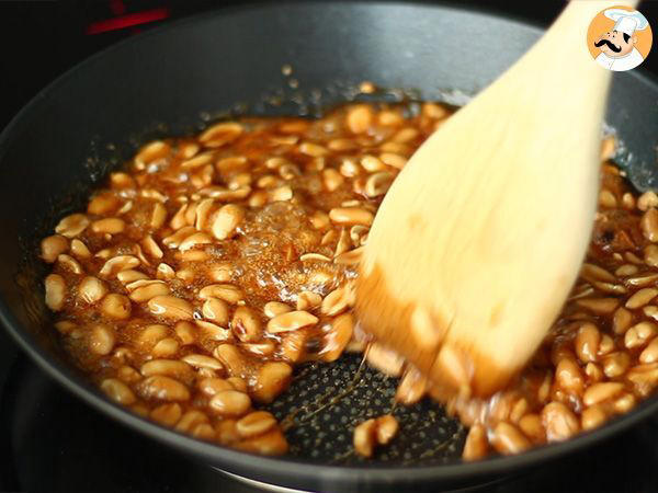 Praline peanuts: a crunchy snack