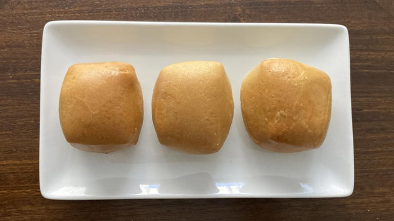 Texas Roadhouse Vs Outback Steakhouse: Who Has The Better Rolls?